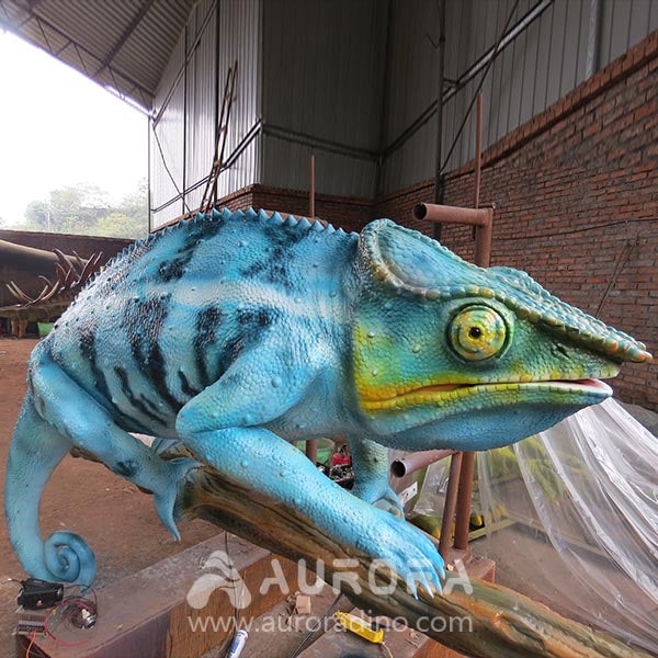 Blue Lizard Animatronic Animal On the Tree Stump